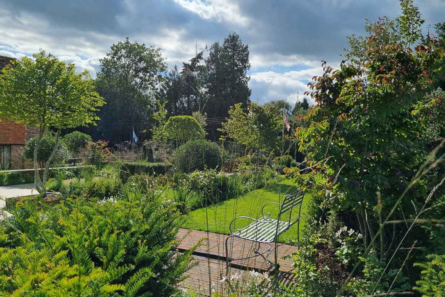 A Contemporary Elizabethan-Inspired Garden