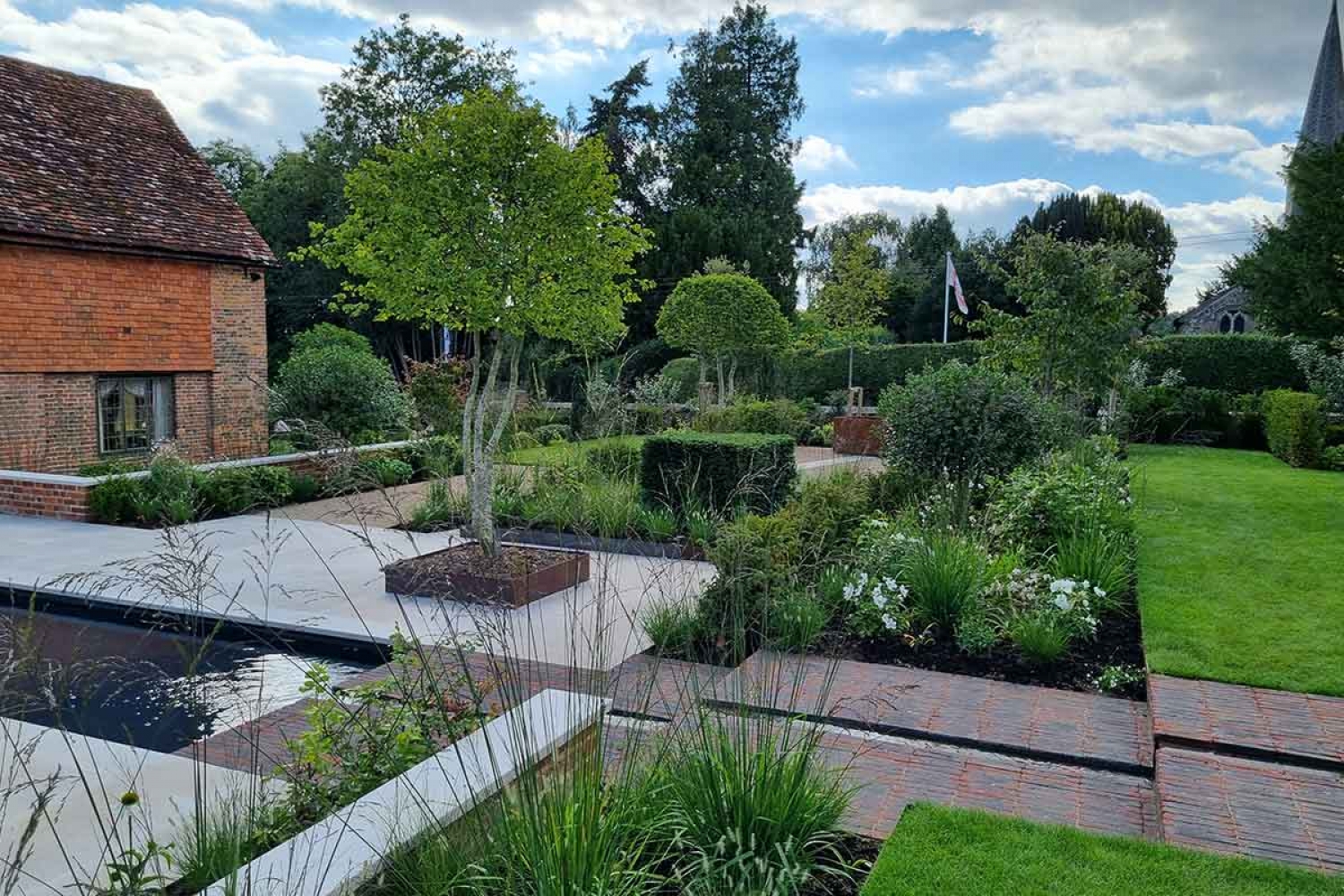 A Contemporary Elizabethan-Inspired Garden